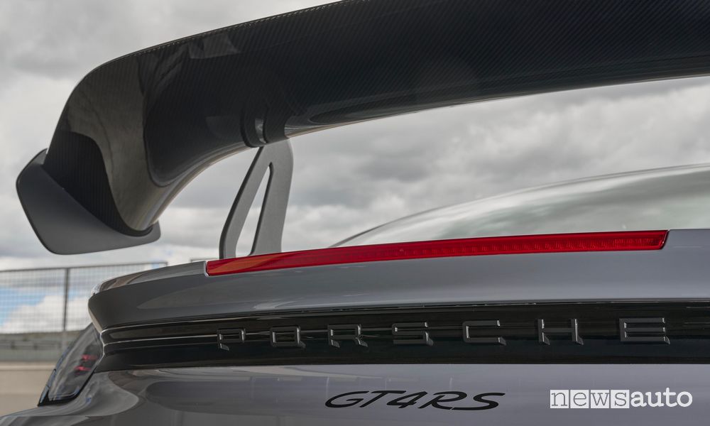 Porsche 718 Cayman GT4 RS, caratteristiche e prezzo