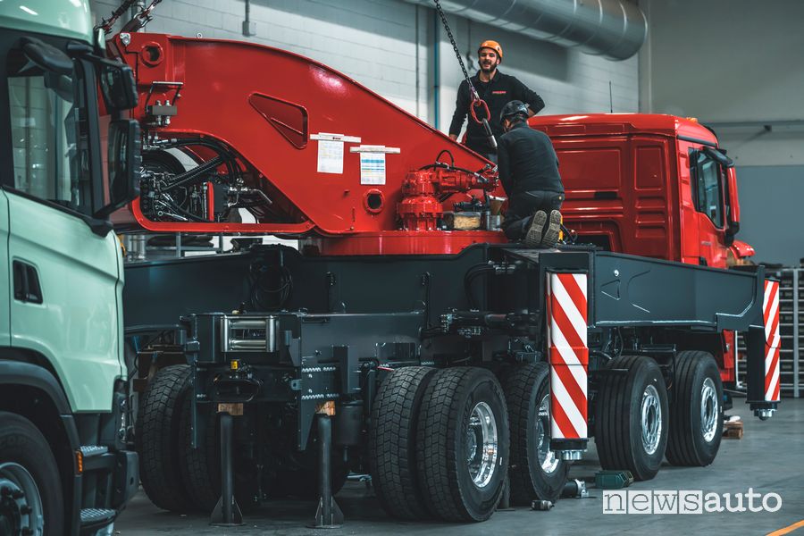 Mezzi speciali autogrù, fasi di costruzione e caratteristiche