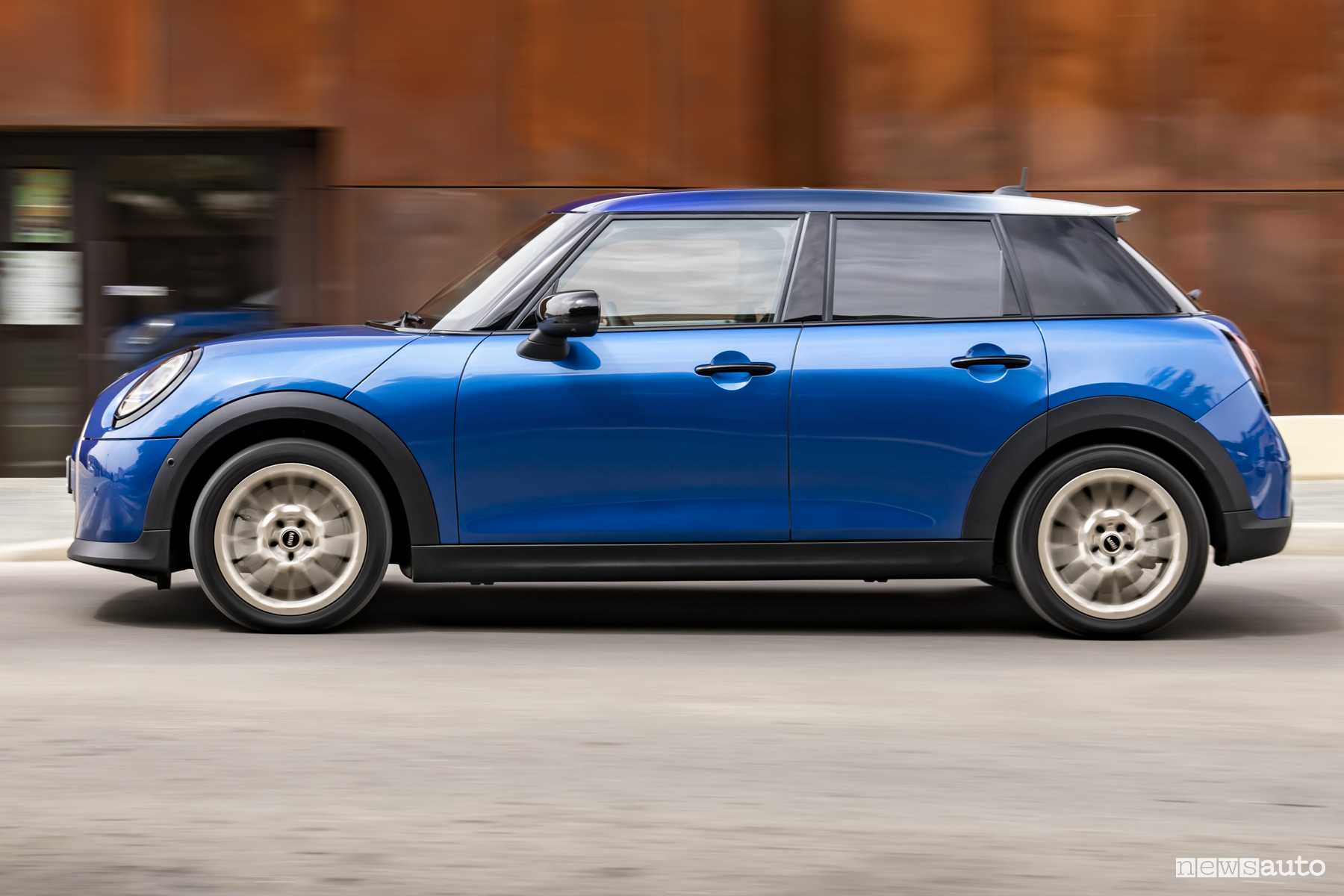 Mini Cooper, caratteristiche e prezzo della 5 porte