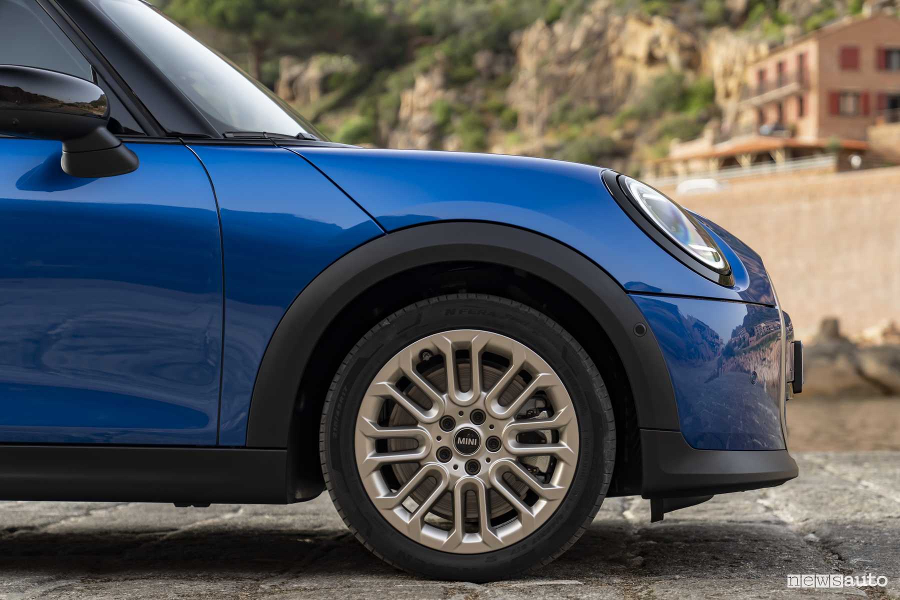 Mini Cooper, caratteristiche e prezzo della 5 porte