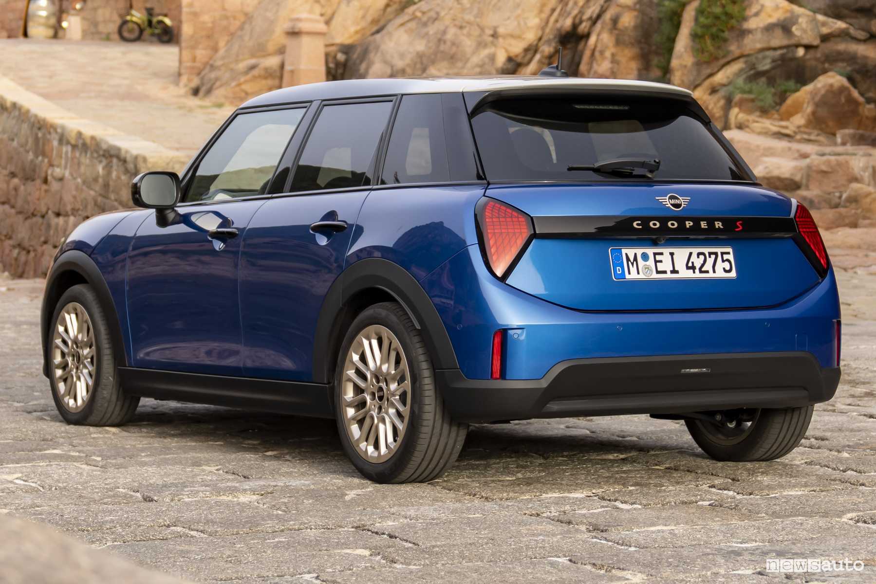 Mini Cooper, caratteristiche e prezzo della 5 porte