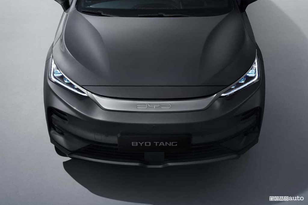 BYD Tang, SUV elettrico 7 posti, trazione integrale e tanta autonomia