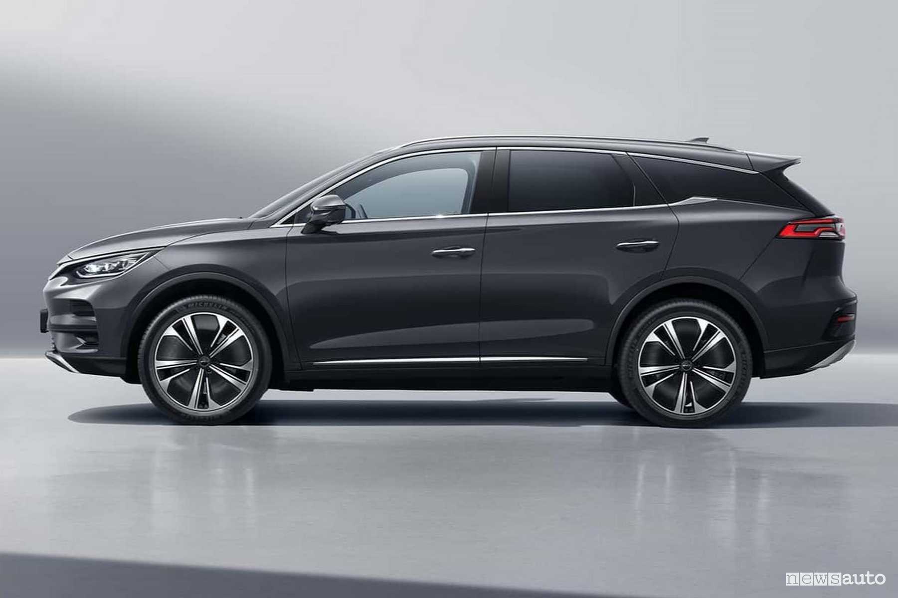 BYD Tang, SUV elettrico 7 posti, trazione integrale e tanta autonomia