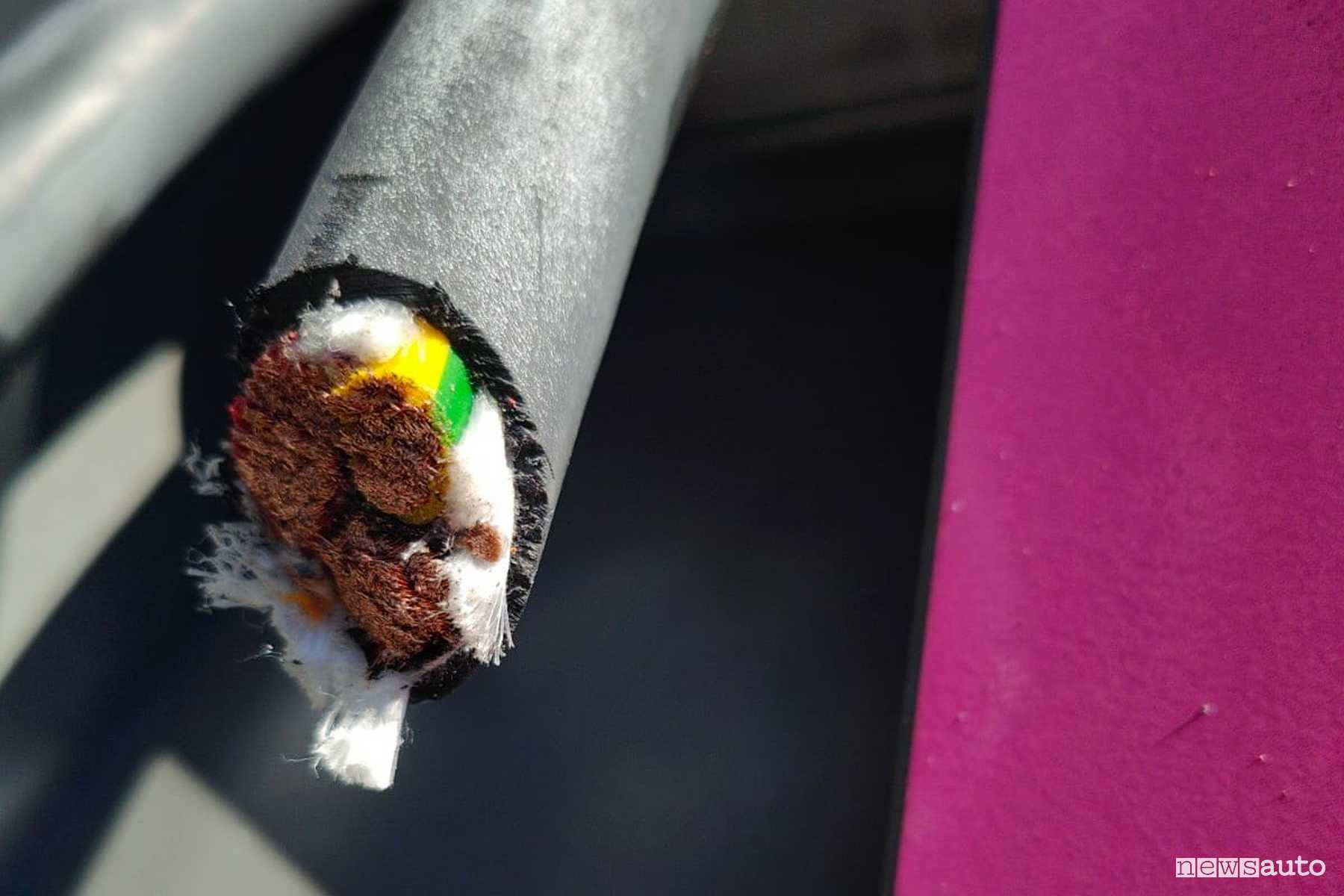 Furti di rame, tranciati i cavi delle colonnine per auto elettriche, a ...