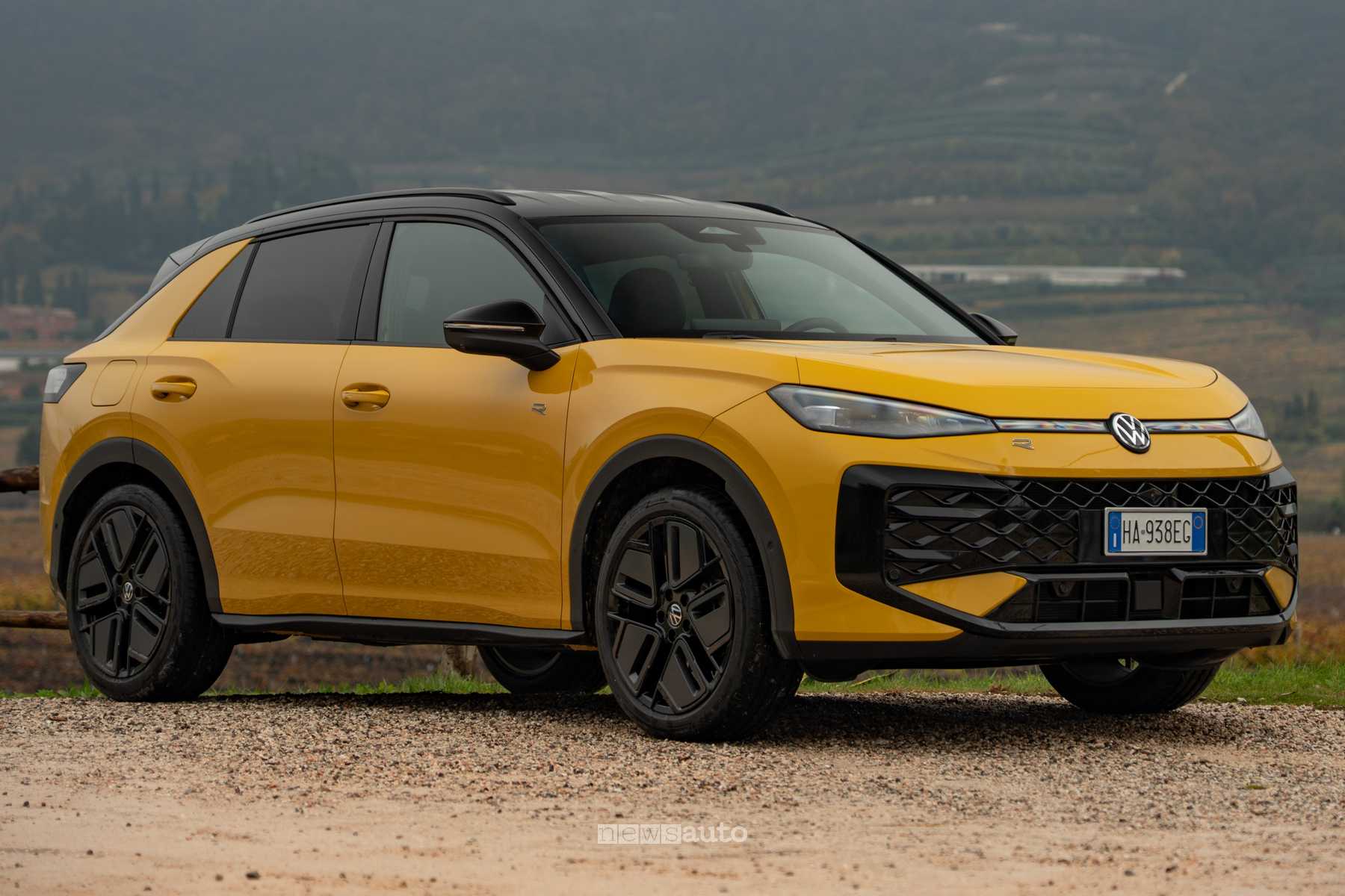 Nuova Volkswagen T-Roc 2026, dimensioni, interni, motori ibridi e prezzo