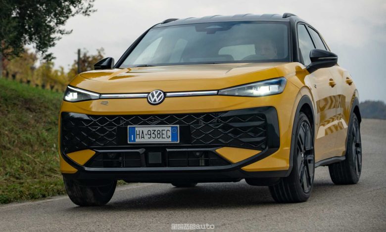 Nuova Volkswagen T-Roc 2026, dimensioni, interni, motori ibridi e prezzo