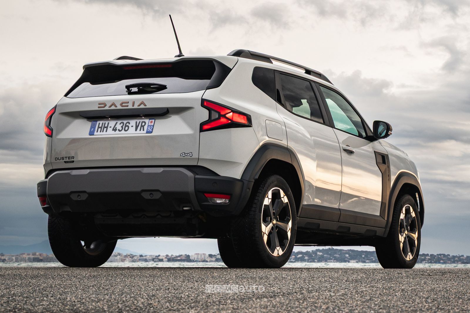 Dacia Duster 2026, motori, versioni Hybrid, GPL, trazione 4x4 e prezzi